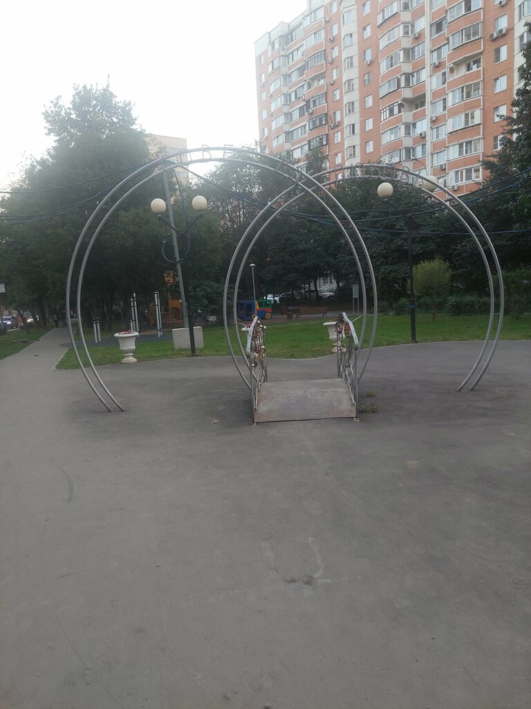 Park, sokak heykeli Совет да любовь, Moskova, foto