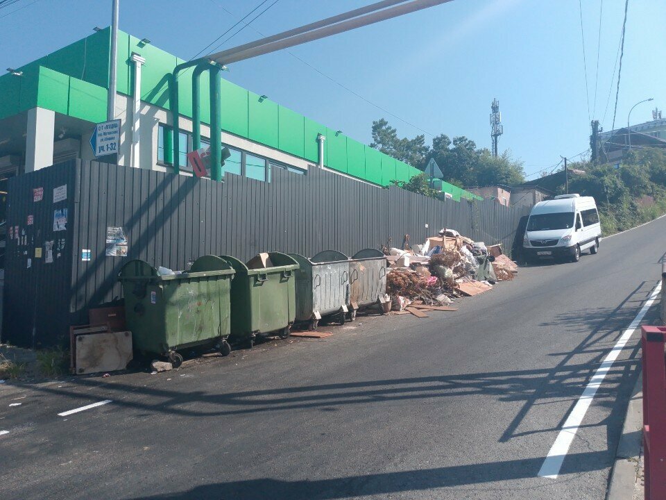 Ayrı çöp toplama noktası Waste sorting, Soçi, foto