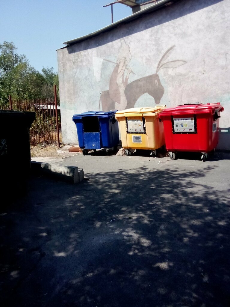 Ayrı çöp toplama noktası Waste sorting point, Erivan, foto