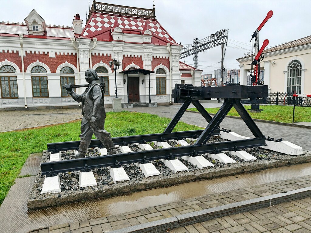 Park, sokak heykeli Шпалоукладчица, Yekaterinburg, foto