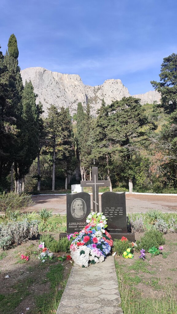 Ünlü kişilerin mezarları Могила Н.Я. Данилевского, Kırım Cumhuriyeti, foto