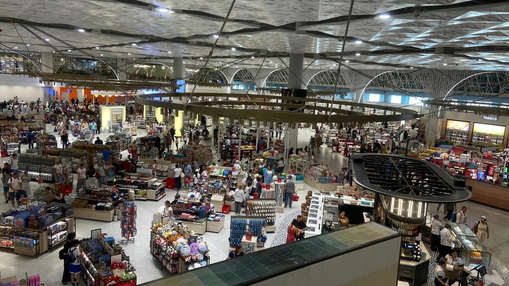 Gümrüksüz alışveriş mağazaları Duty Free Store Terminal 2, Antalya, foto