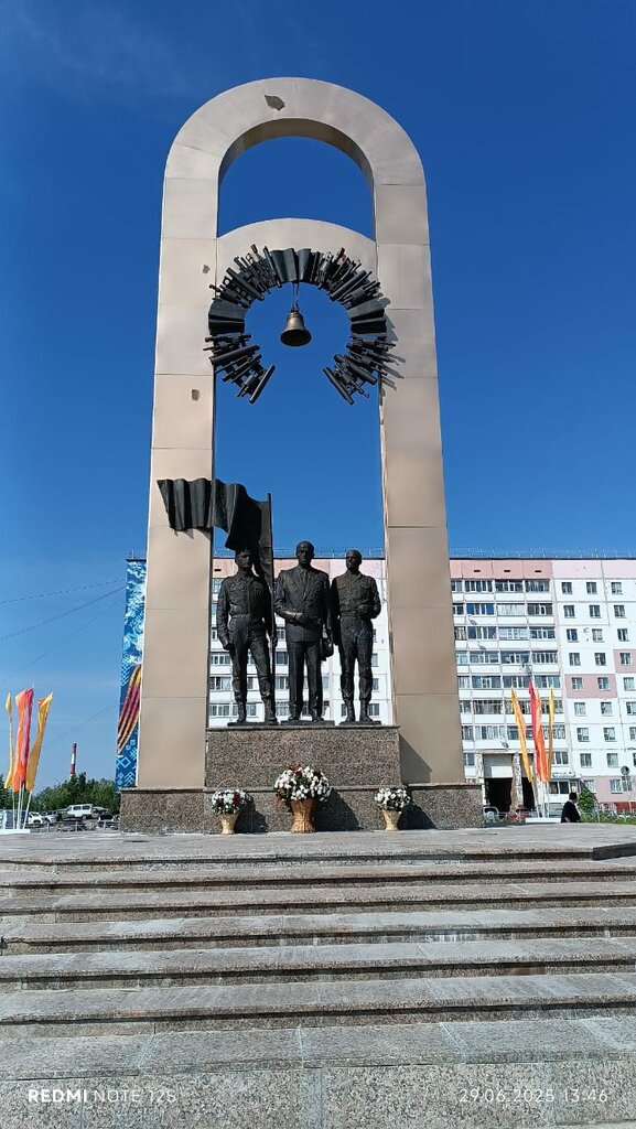 Anıt, heykel Защитникам Отечества, Usinsk, foto