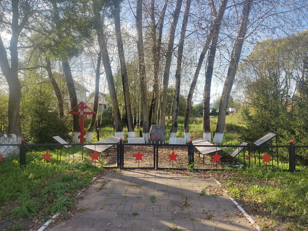 Anıt, heykel Братская могила советских воинов, Novgorodskaya oblastı, foto