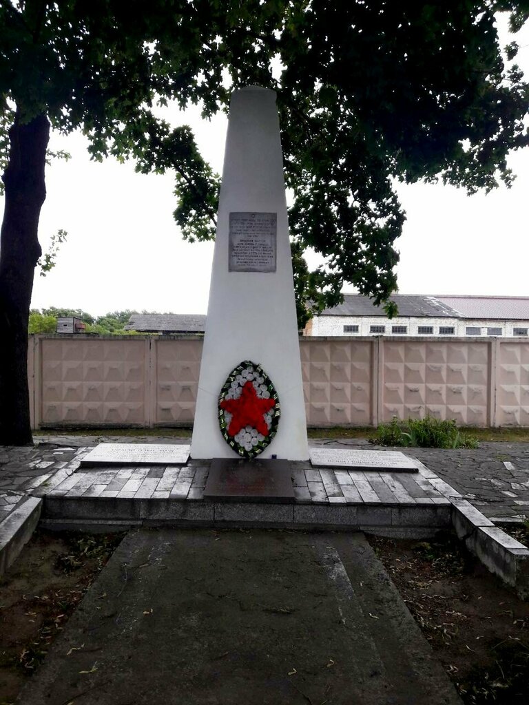 Anıt, heykel Братская могила жертв геноцида евреев, Luninets, foto