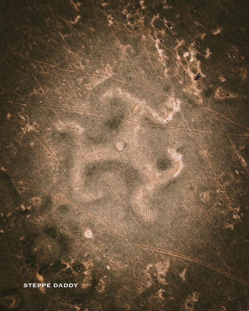 Turistik yerler Torgai Ring Geoglyph, Kostanay eyaleti, foto