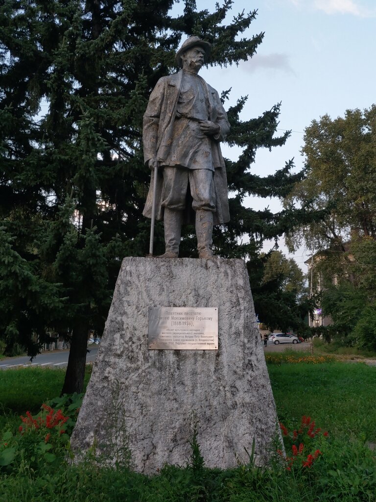 Anıt, heykel Максим Горький, Arsenev, foto