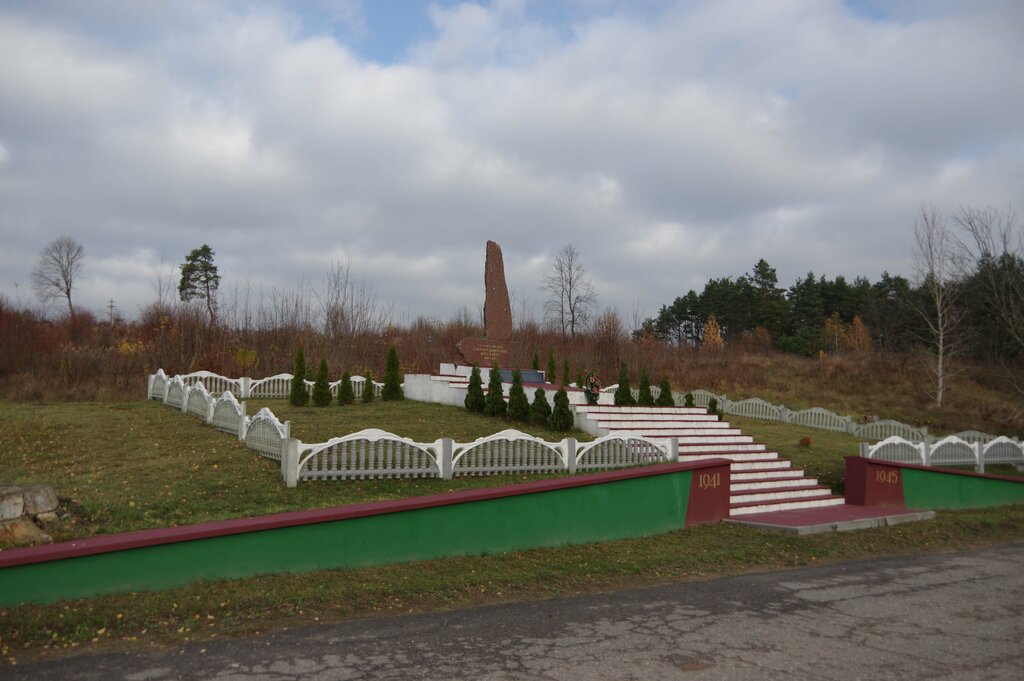 Anıt, heykel Братская могила, Grodnenskaya oblastı, foto