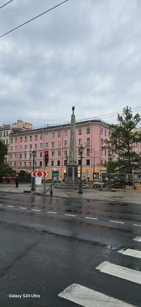 Anıt, heykel Обелиск в честь 300-летия ордена святого Андрея Первозванного, Saint‑Petersburg, foto