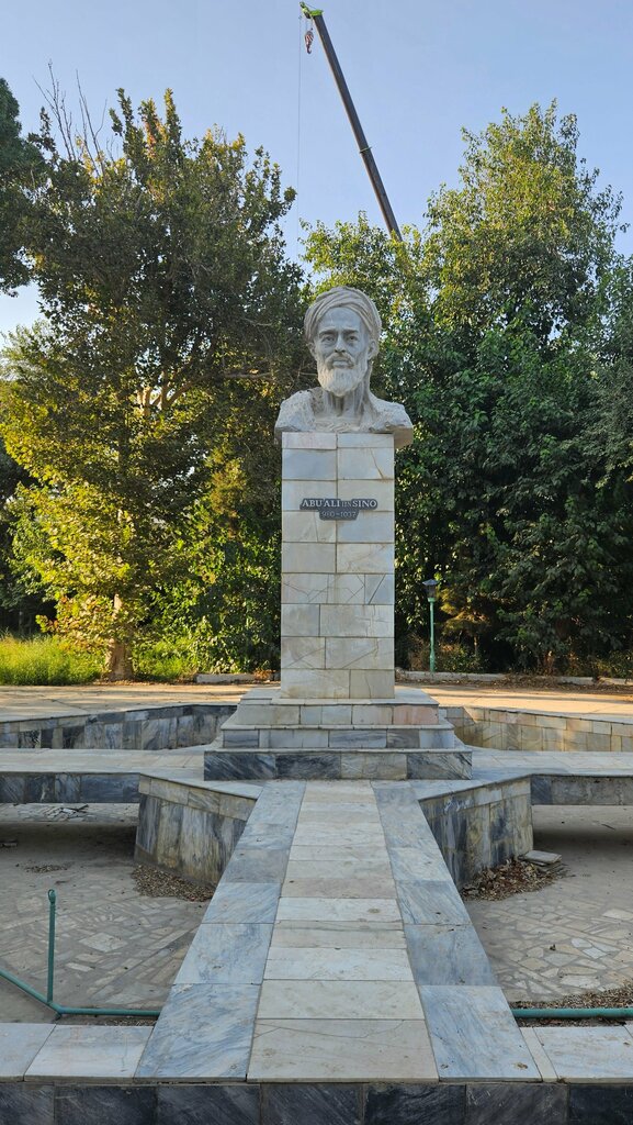 Anıt, heykel Abu Ali ibn Sina, Buhara, foto