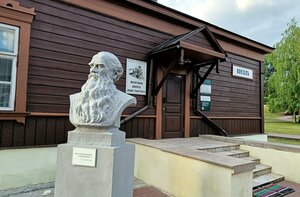 Бюст Л.Н. Толстого (ulitsa Lva Tolstogo No:5Б, posyolok Skuratovskiy, posyolok Tolstovskiye Dachi), anıt, heykel  Tula'dan