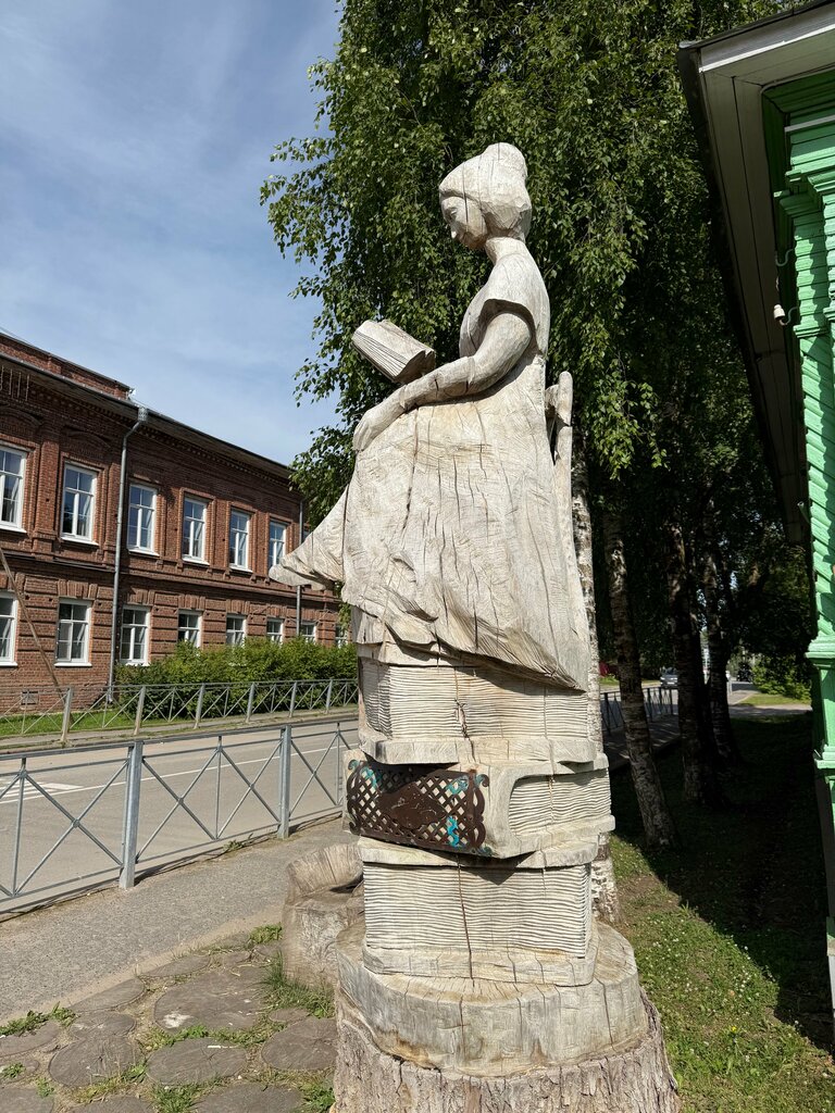 Park, sokak heykeli Читающая, Totma, foto
