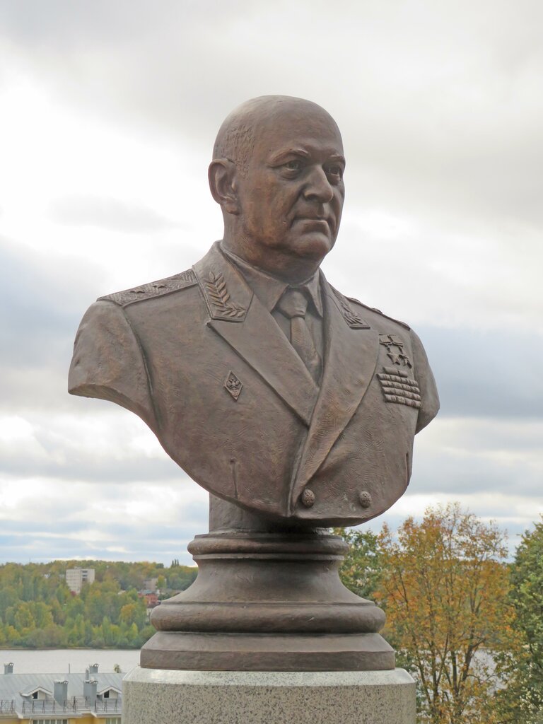 Anıt, heykel Бюст Героя Советского Союза генерал-лейтенанта Игоря Анатольевича Кириллова, Kostroma, foto