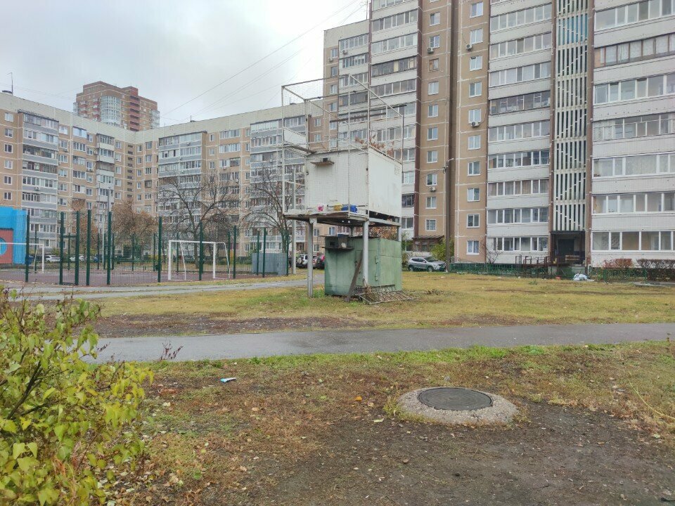 Kuşlar için büyük kafes Aviary , Ulyanovsk, foto