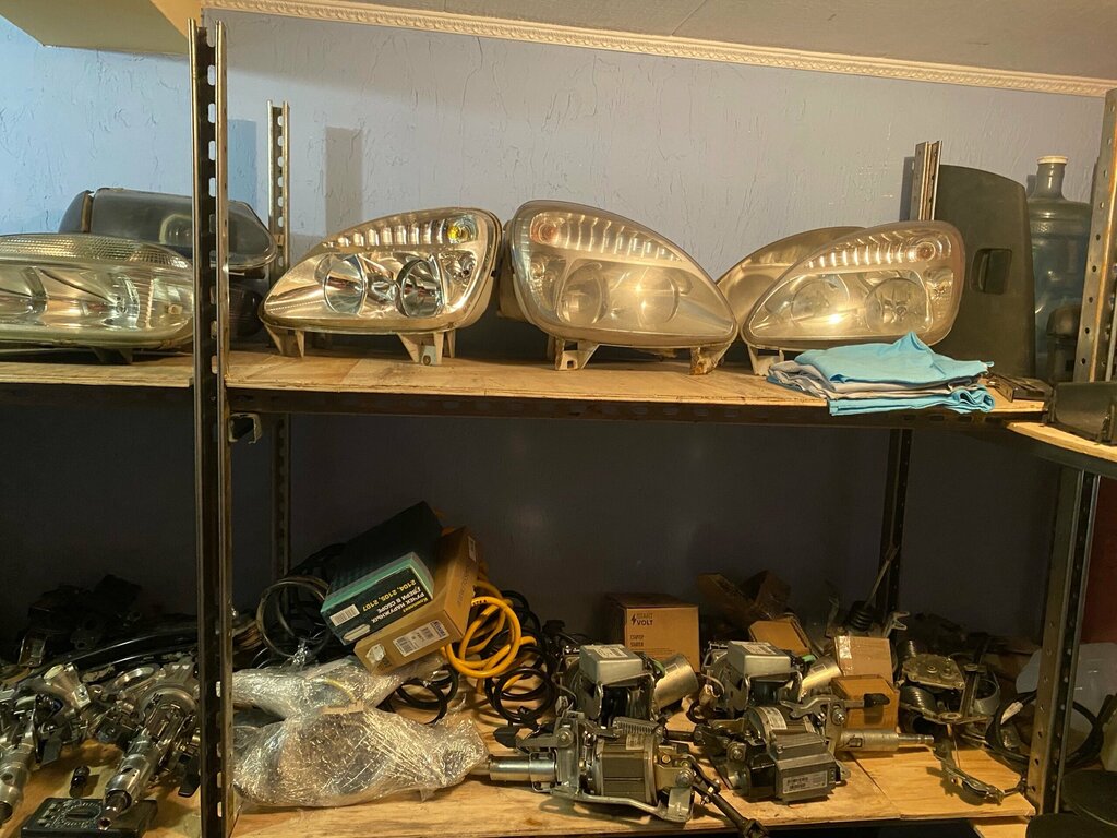 Çıkma yedek parça At Slava's, Yekaterinburg, foto