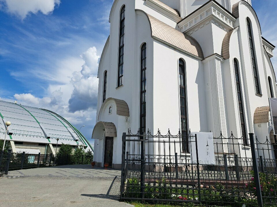 Ortodoks kiliseleri Church of Saint Sergius of Radonezh and Holy Martyr Elisabeth, Yekaterinburg, foto