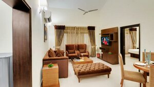 The Golden Suites & SPA (Goa, North Goa County, Bardez Subdistrict, Town of Calangute), otel  Goa'dan