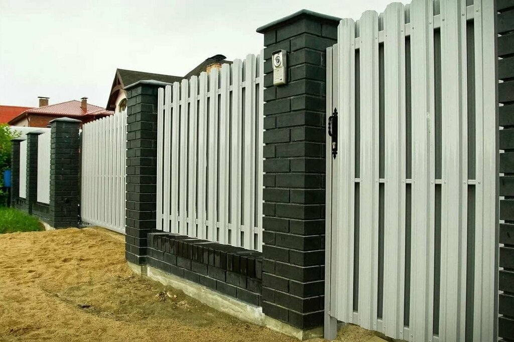 Çitler, parmaklıklar Zabor pod kluch, Simferopol (Akmescit), foto