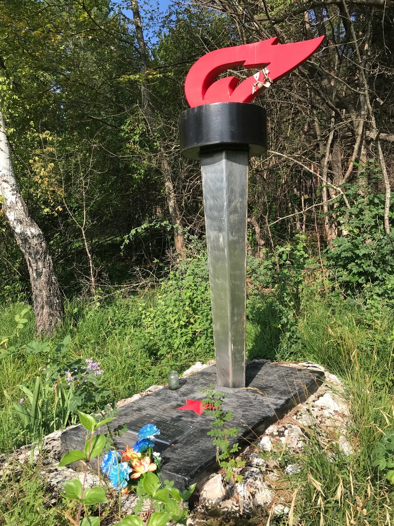 Ünlü kişilerin mezarları Командир партизанского отряда Николай Петрович Кривошты, Kırım Cumhuriyeti, foto