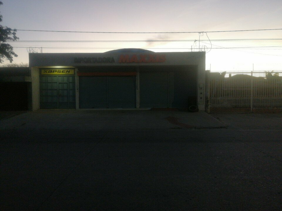 Jant ve lastikçiler Llantas Maxs, Santa‑Krus, foto