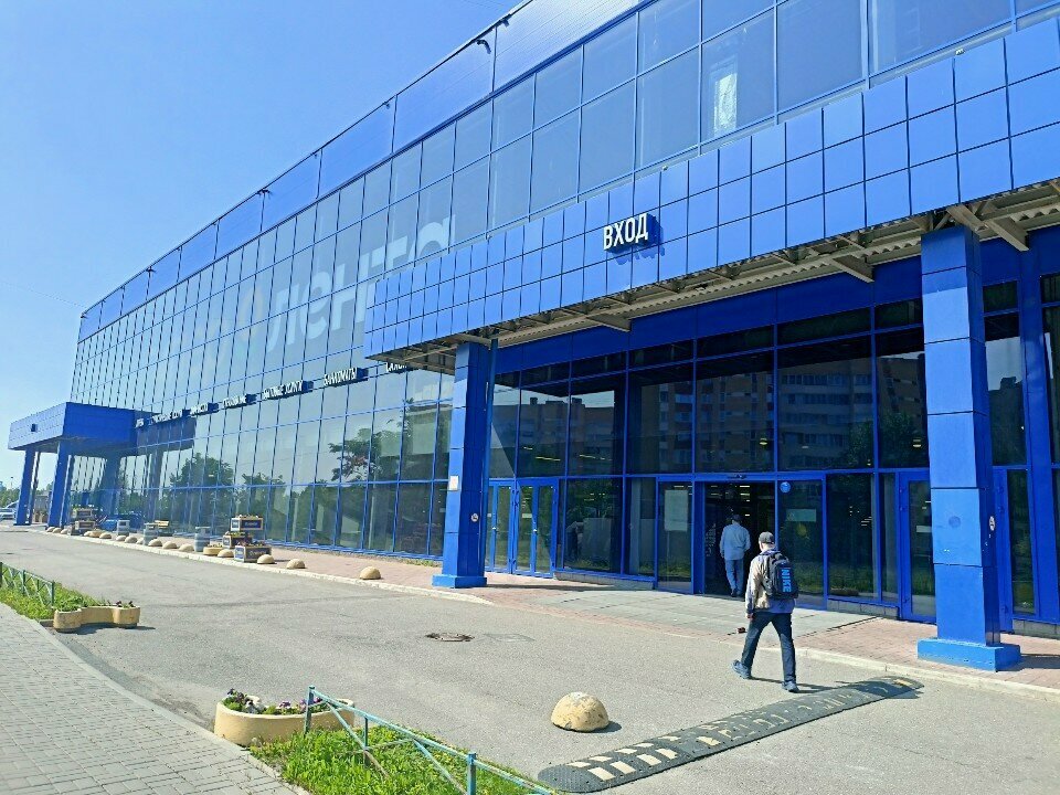 Ayrı çöp toplama noktası Ecoplatform Fandomat, Saint‑Petersburg, foto