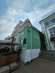 В этом доме работал Лев Николаевич Тимофеев, основатель экскурсионного дела в Тверском крае (Tryokhsvyatskaya Street No:17), anıt levhası, anıt taş  Tver'den