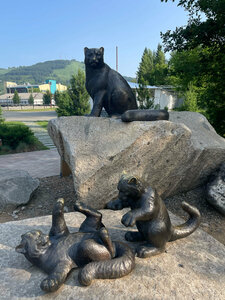 Памятник снежному барсу (Republic of Altai, Gorno-Altaysk, Gorodskoy park kultury i otdykha), park, sokak heykeli  Gorno‑Altaysk'tan