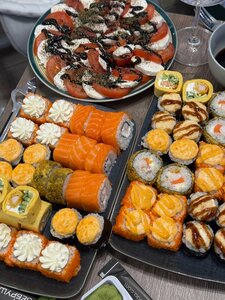 Sushi ot Zebrushi (ulitsa Fadeyeva No:66/5, Novosibirsk), suşi restoranı  Novosibirsk'ten