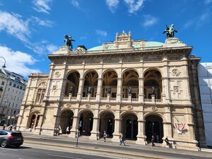 Viyana Devlet Operası (Opernring No:2, Wien), tiyatrolar  Viyana'dan