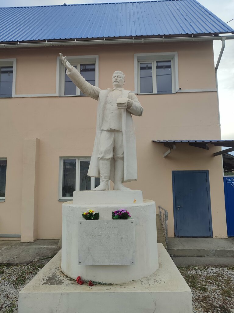 Anıt, heykel И.В. Сталин, Kusa, foto