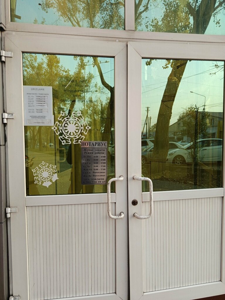 Kozmetik ürünleri ve parfümeri dağıtıcıları Oriflame, Almatı, foto