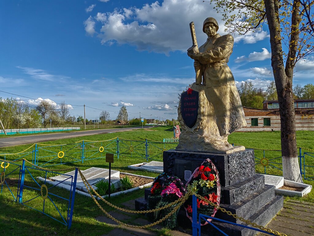 Anıt, heykel Братская могила, Gomelskaya oblastı, foto
