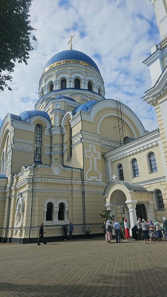 Ortodoks kiliseleri Skit Zhivonosnogo istochnika Kaluzhskoy Tikhonovoy pustyni, Kalujskaya oblastı, foto
