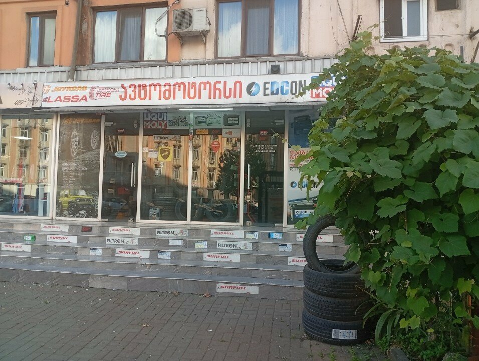 Otomobil yedek parçaları Аккумуляторы, Batum, foto