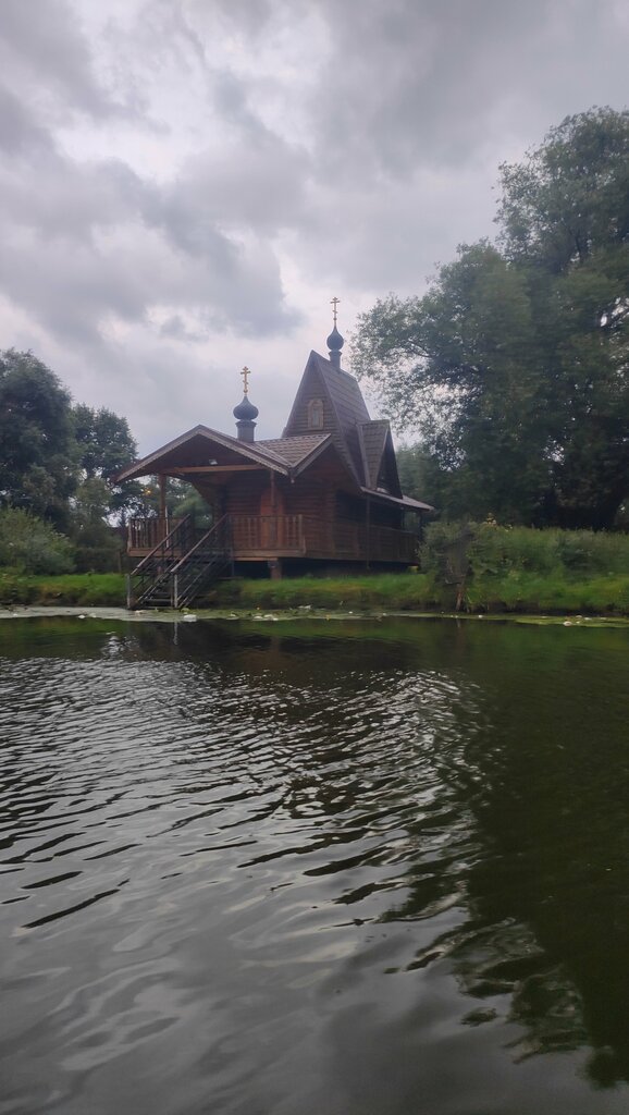 Şapel, haç anıtı Chapel Georgiya Pobedonostsa i Dimitriya Solunskogo V Yame, Moskova ve Moskovskaya oblastı, foto