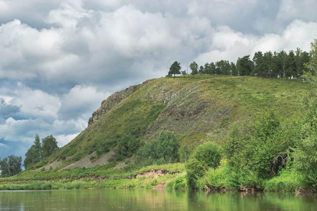 Dağ zirvesi Скала Альпинист, Novosibirskaya oblastı, foto
