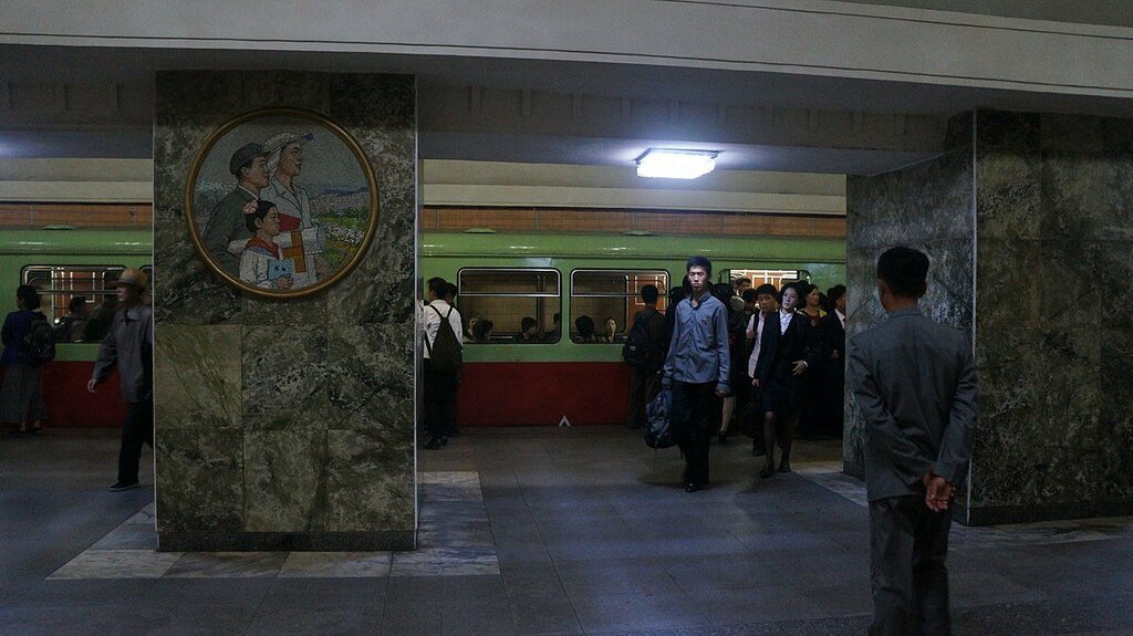 Metro istasyonu Chonu metro station, Pyongyang, foto