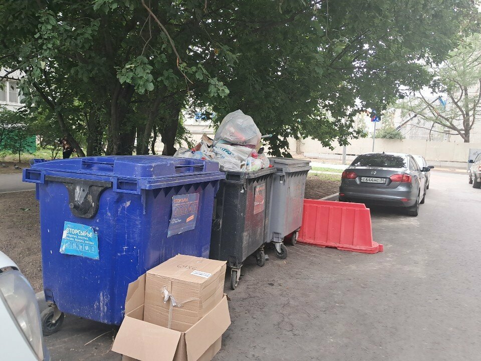 Ayrı çöp toplama noktası Waste sorting, Moskova, foto