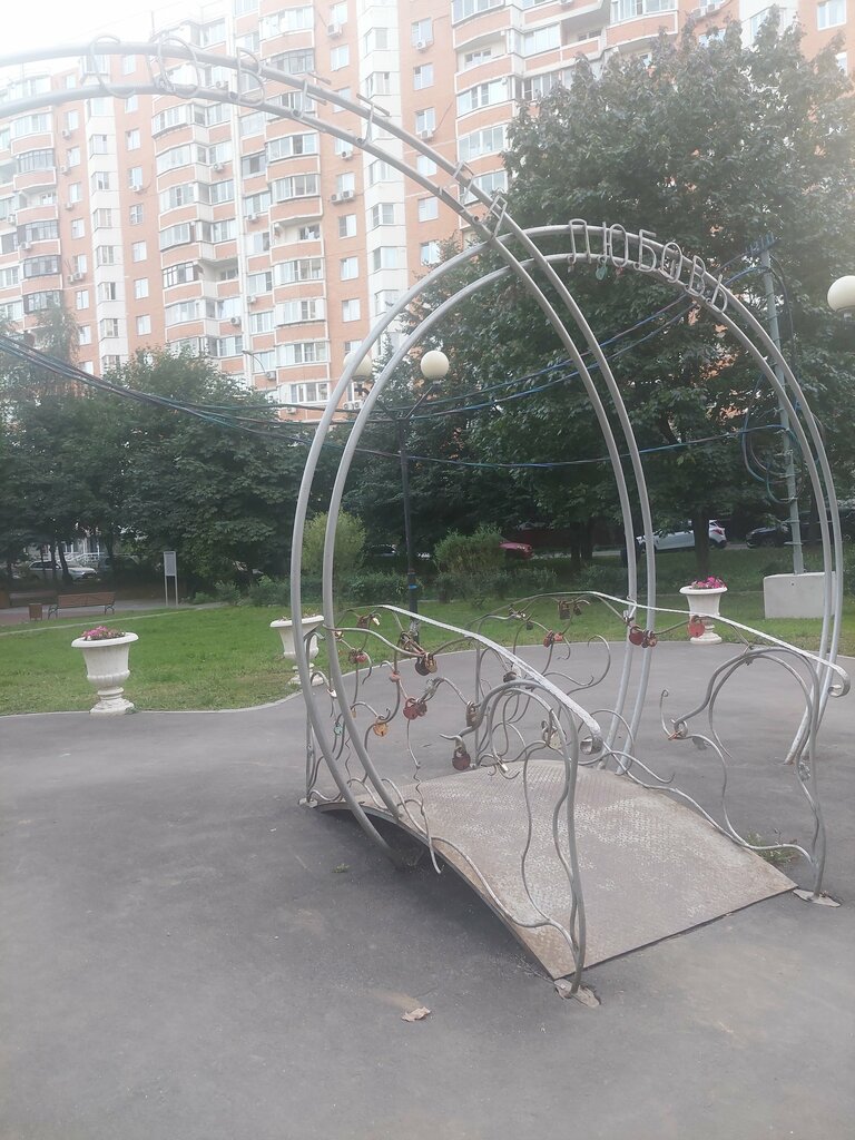 Park, sokak heykeli Совет да любовь, Moskova, foto