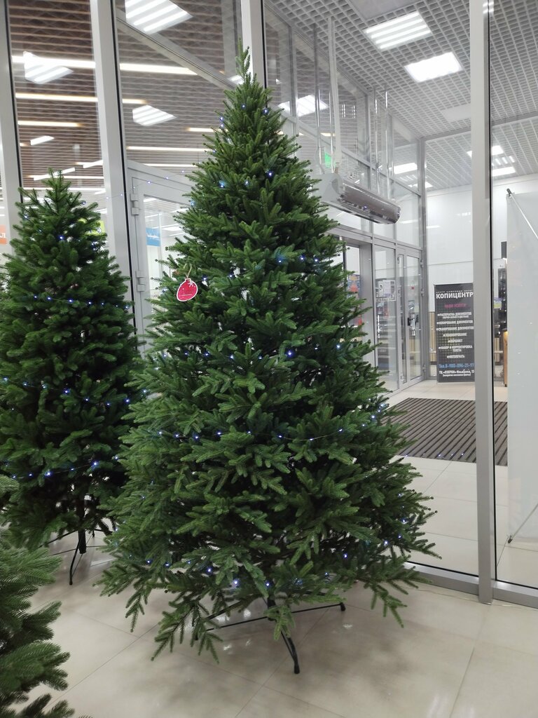 Yapay çam ağaçları ve süsleri Elkivdom, Voronej, foto