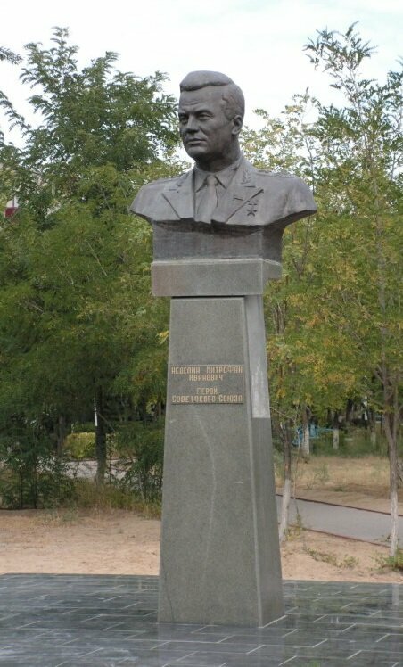 Anıt, heykel M.I. Nedelin, Baykonur, foto