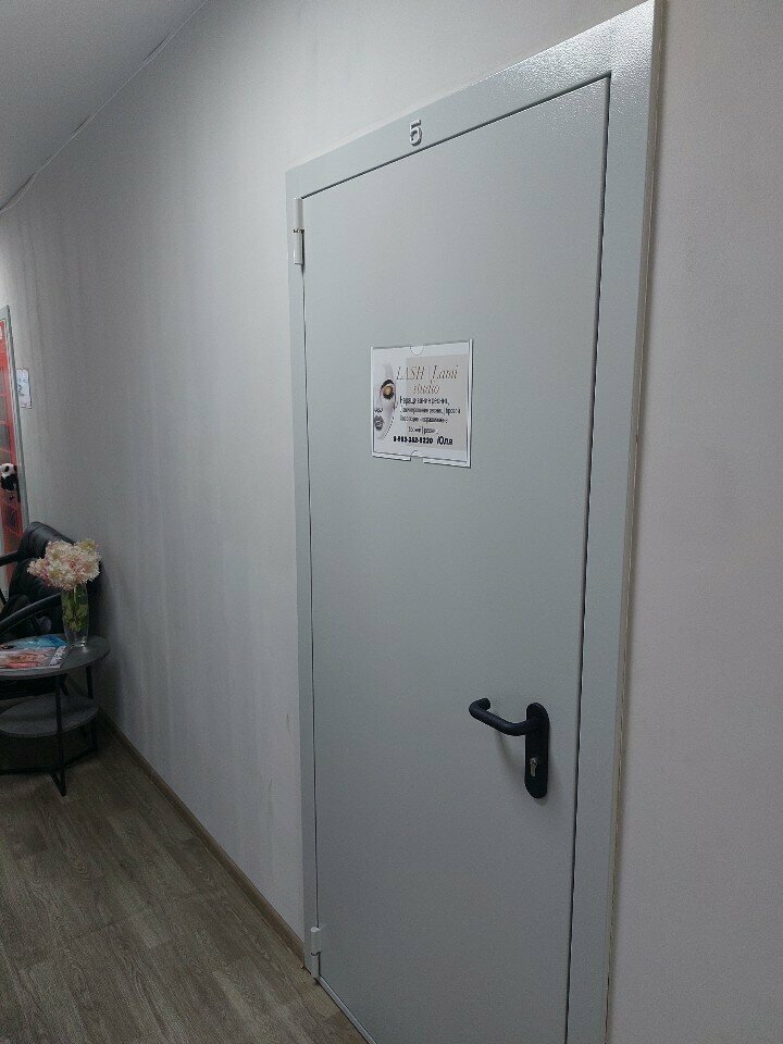 Kaş ve kirpik salonu Lash lami, Altayski krayı, foto