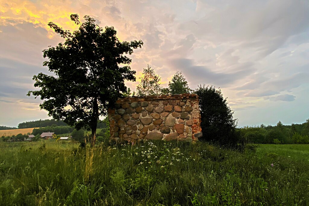 Şapel, haç anıtı Капліца, Minskaya oblastı, foto
