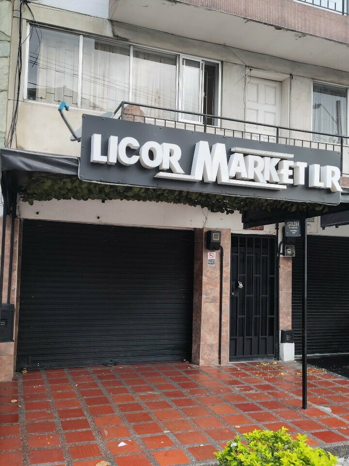 Alkollü içecekler Licor market lr, Medellin, foto