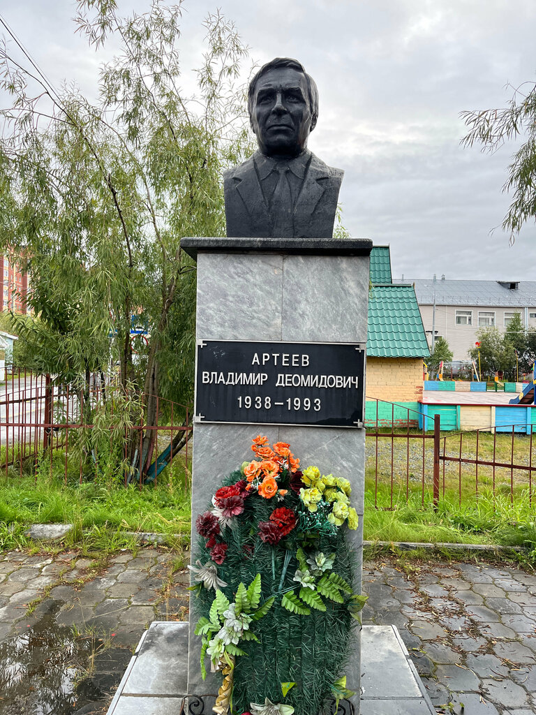 Anıt, heykel В.Д. Артеев, Salehard, foto