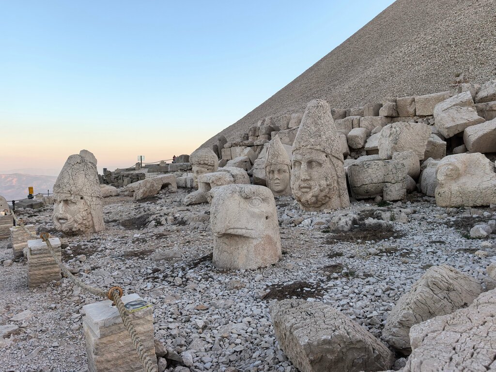 Turistik yerler Nemrut Dağı Batı Terası, Kâhta, foto