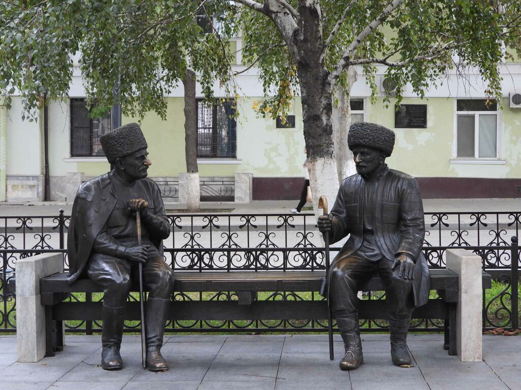 Anıt, heykel Дагестанским поэтам Сулейману Стальскому и Абуталибу Гафурову, Makhachkala, foto