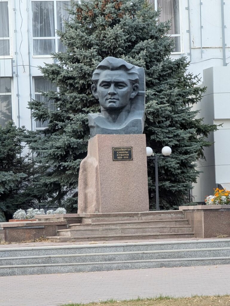 Anıt, heykel K. K. Zhubanov, Aktöbe, foto
