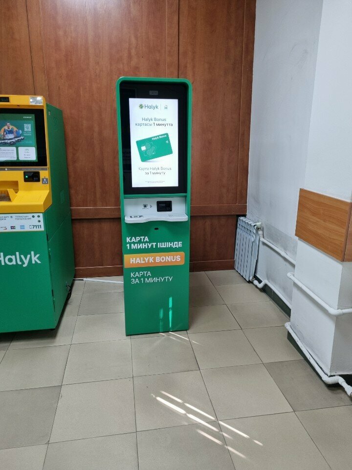 Banka kartı verme terminali Halyk Bank, Almatı, foto