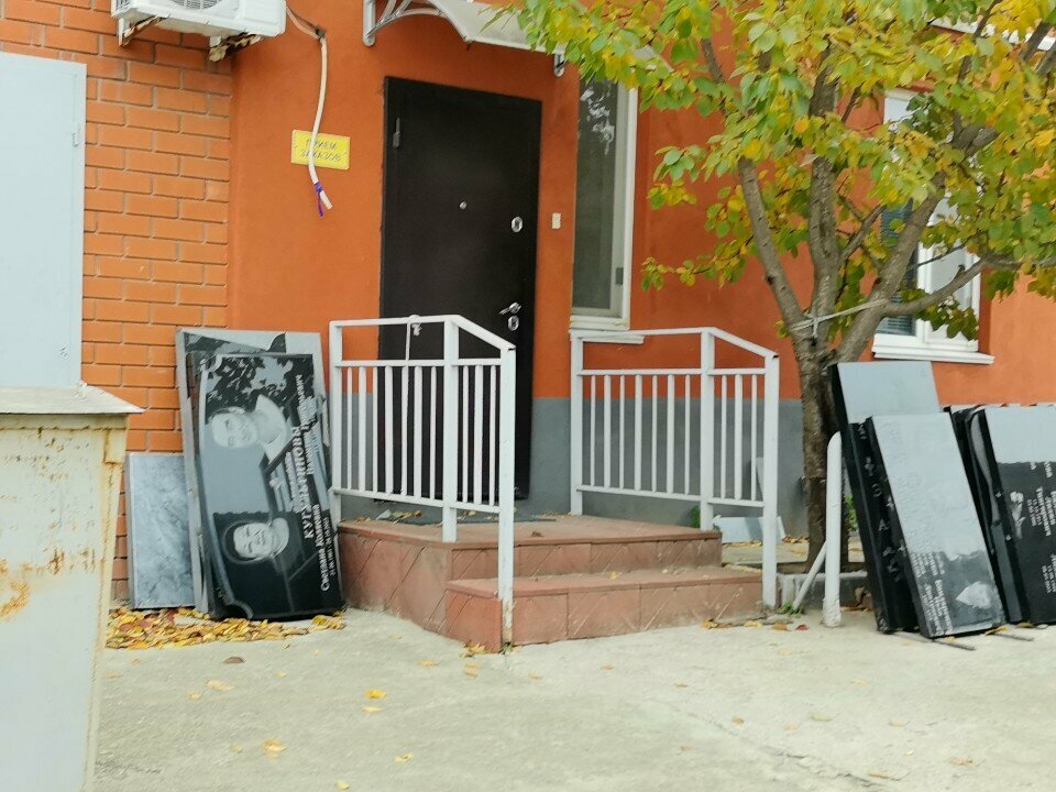 Heykel ve mezarlık taşı üreticileri Ritual shop Arman, Elista, foto